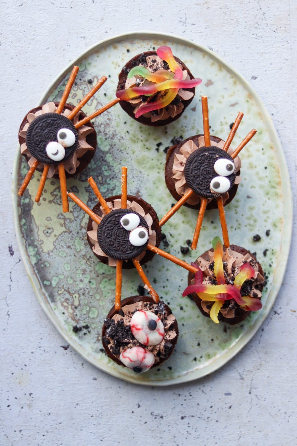 Halloween kager med edderkopper - opskrift på halloween muffins